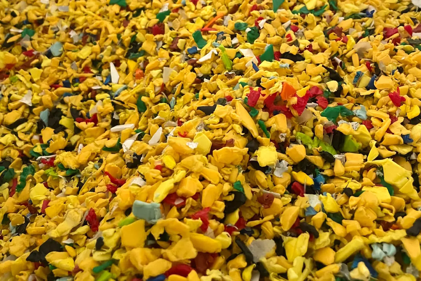 HDPE (High Density Polyethylene) Flakes, jerry cans mix color – EcoGrind