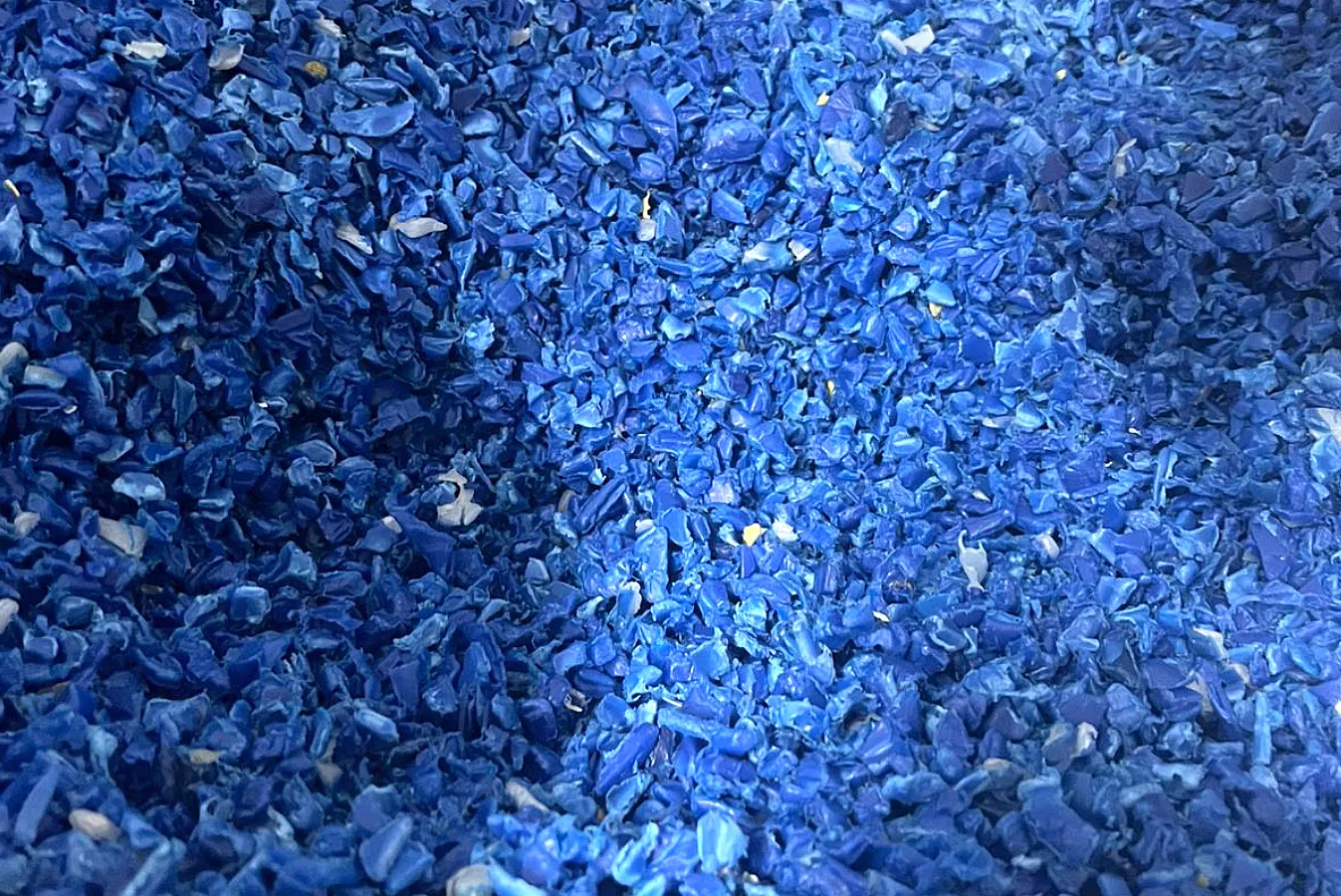 HDPE (High Density Polyethylene) Flakes, jerry cans blue color – EcoGrind